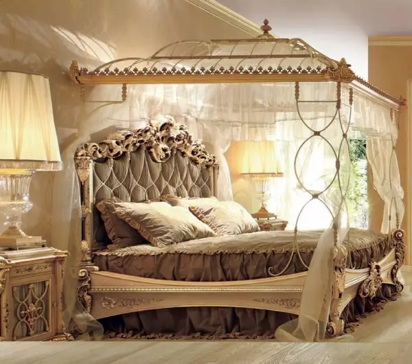 Luxury canopy bed: an attractive element of the bedroom interior (photos)