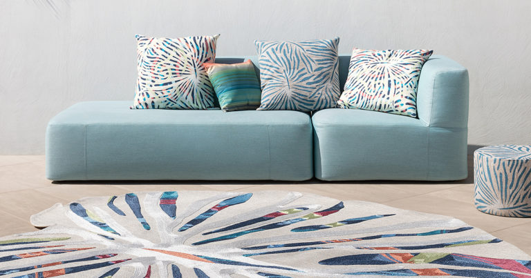 Rug for blue couch: colors, patterns, and styles - Hackrea