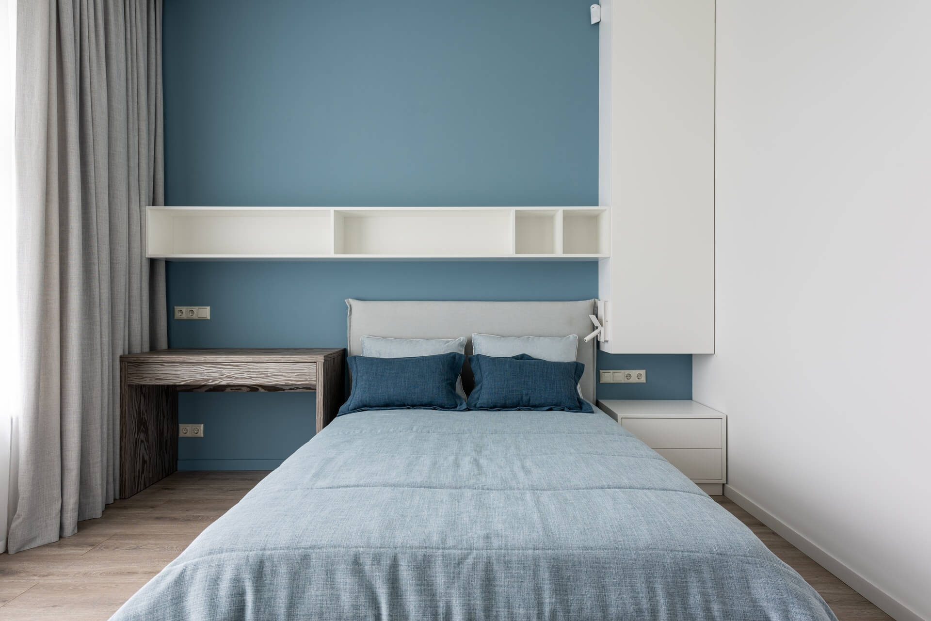 Two-color combinations for bedroom walls: tips + 11 ideas (2026) - Hackrea