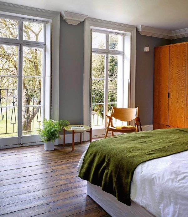 Where to put a bed in a room with windows: tips, options, and feng shui ...