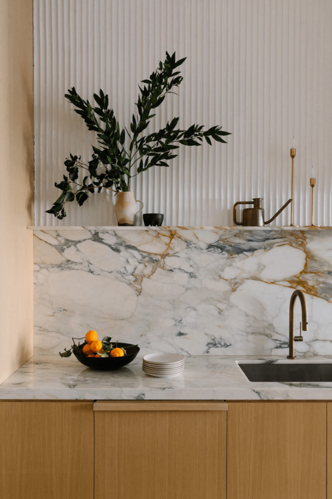 White and gold backsplash ideas: embrace the classic duo for an ...