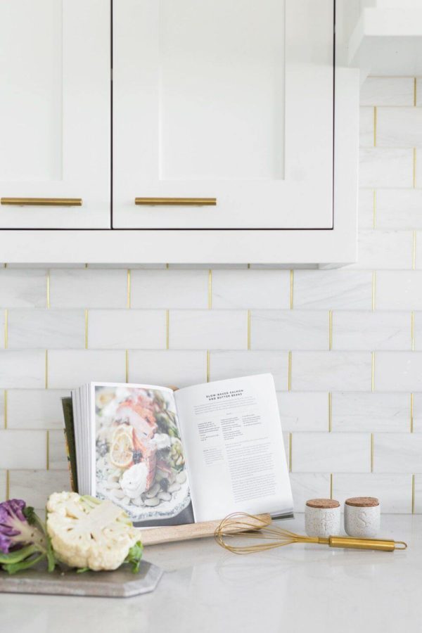 White and gold backsplash ideas: embrace the classic duo for an ...