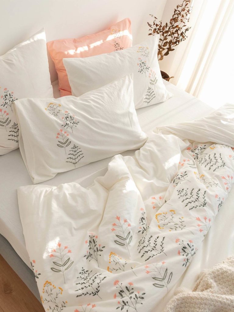 Top 11 Bedding Trends for 2025: Fabrics, Colors, Themes - Hackrea